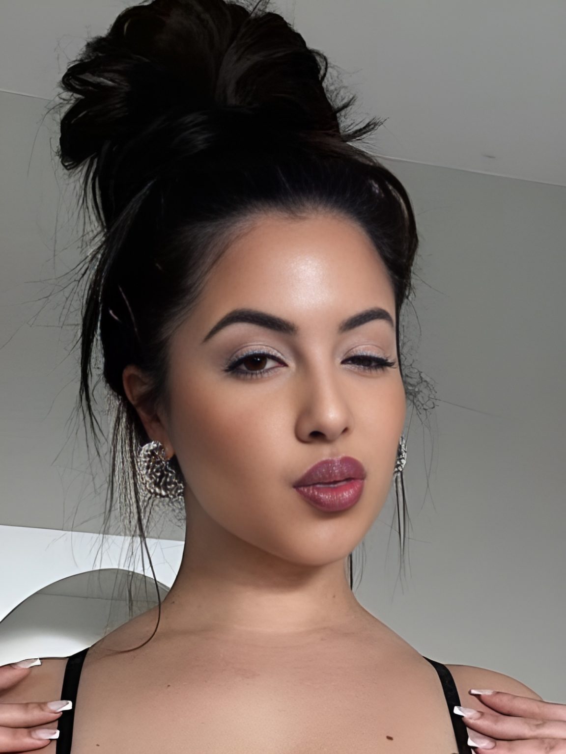 Zina Hadid (Model) Wiki, Age, Height, Weight, Bio, Photos, Videos and More